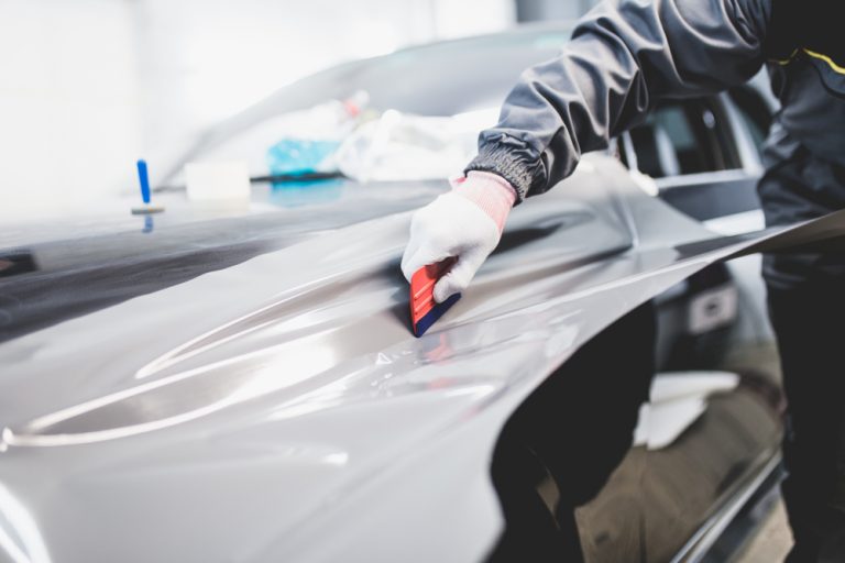 Colantarea auto: pasi de urmat, avantaje si costuri