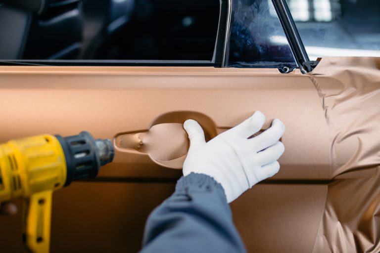 Colantarea auto: pasi de urmat, avantaje si costuri